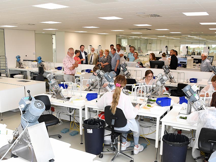 BKD viert 100 jaar en ontvangt Reuzenbol - BKD - Uw schakel in kwaliteit